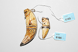 Lot: 2 Tigerzahn-Amulette - Schuler Auktionen Zürich